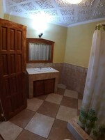 Chuveiro, toalhas de banho