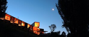 Fachada da propriedade à noite