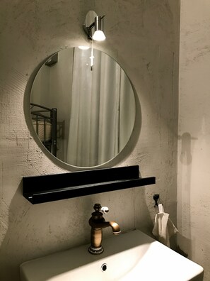 Um polibã, um chuveiro fixo, um secador de cabelo, toalhas fornecidas 