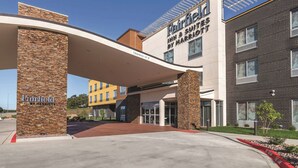 Entrada de um hotel Fairfield Inn & Suites by Marriott, com design moderno, sinalização clara e galeria coberta.