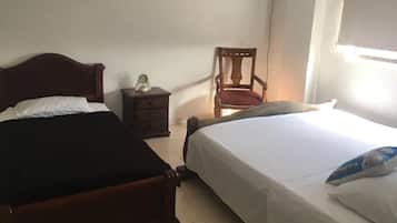 Quarto Quádruplo, várias camas | Ferro/tábua de engomar, Wi-fi grátis, roupa de cama fornecida