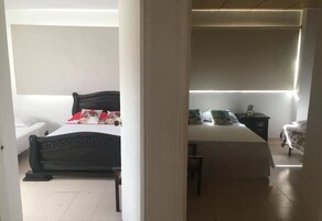 Quarto quádruplo, várias camas | Ferros/tábuas de passar roupa, Wi-Fi de cortesia, roupa de cama