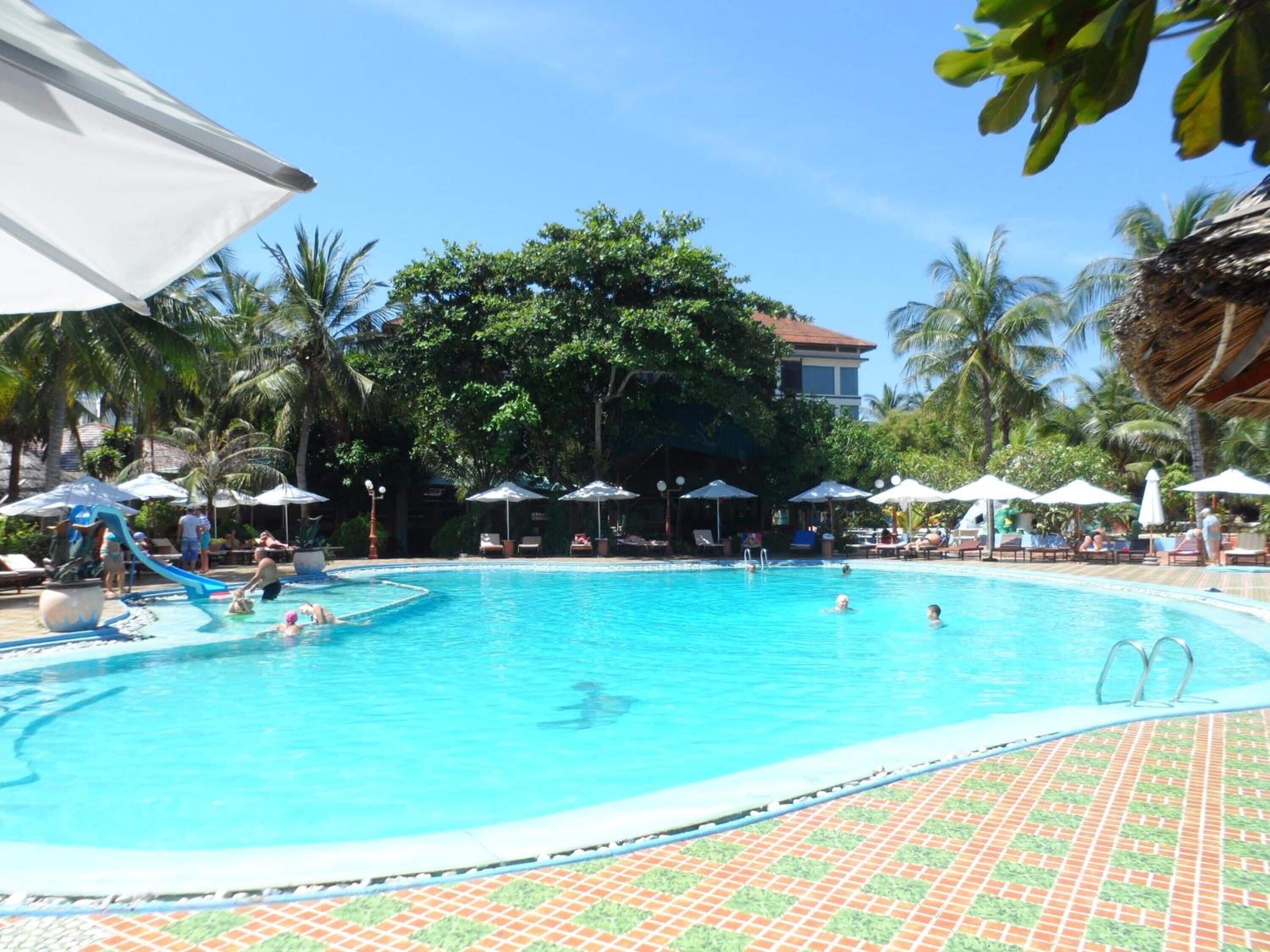 Piscina externa, espreguiçadeiras