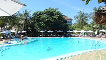 Piscina externa, espreguiçadeiras