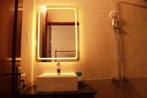 Apartamento luxo | Banheiro | Chuveiro, secador de cabelo (mediante solicitação), chinelos, bidê