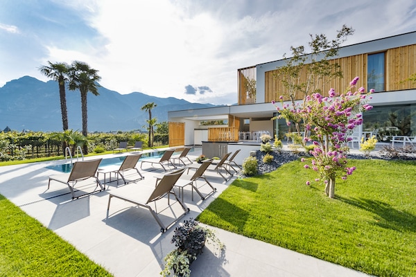 Terraço com espreguiçadeiras