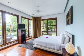 Villa, 4 quartos | Cofre no quarto, secretária, cortinas/cortinados opacos, Wi-fi grátis