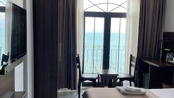 Quarto casal standard, vista para o mar | Lençóis italianos Frette, roupas de cama premium, edredons de pluma