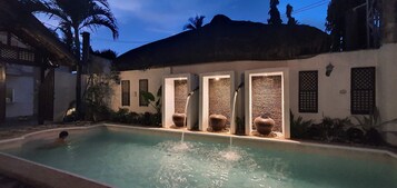 Piscina externa, espreguiçadeiras