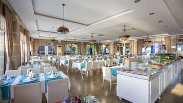 3 restaurantes, pequenos-almoços servidos, cozinha à base de marisco