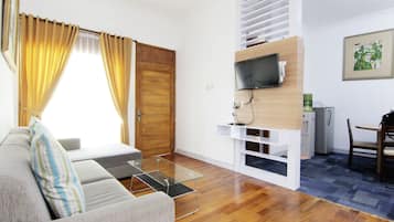 Quarto Familiar | Sala de estar | Televisor de ecrã plano de 32 polegadas com canais via satélite