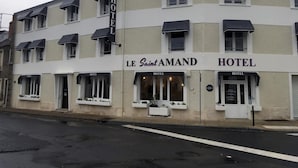 Um hotel com uma placa que diz "LE Saint Amand HOTEL".