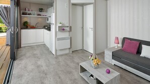 Apartamento moderno com cozinha, sala de jantar e sala de estar.