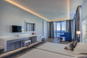 Quarto Twin Deluxe, vista para o mar | Minibar, com mobília individualizada, secretária 