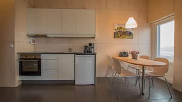 Apartamento, 2 quartos | Cozinha privada | Geladeira, fogão, cooktop, cafeteira/chaleira