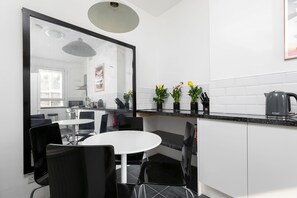 Apartamento urbano | Cozinha privada | Geladeira grande, micro-ondas, fogão, cooktop