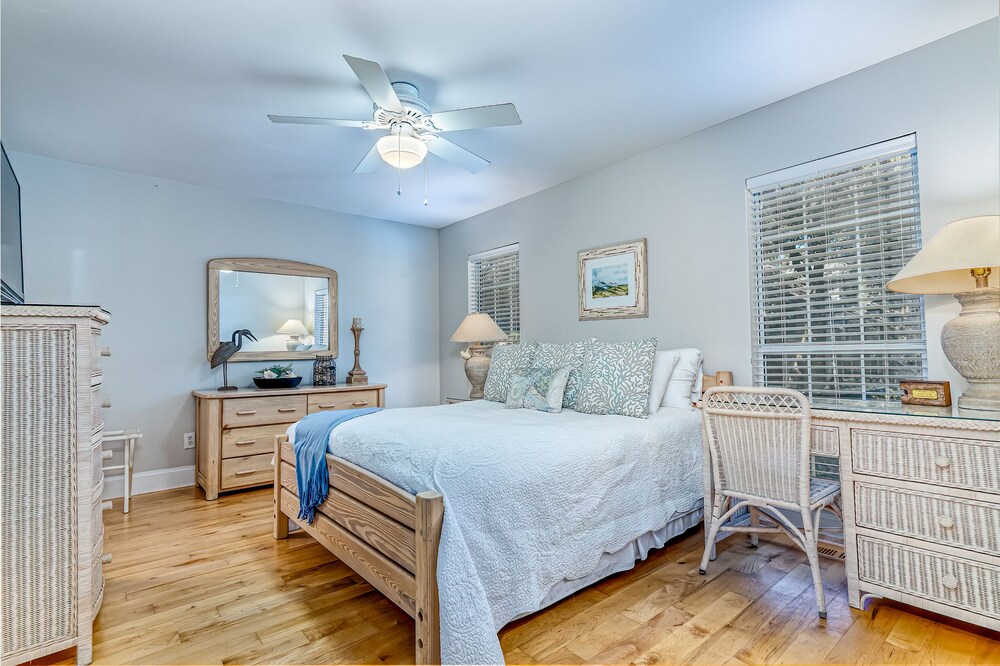 Cozy Cottage With Maritime Forest Views, 2 Newer Golf Carts. Expansive Front Porch - Bald Head Island, NC