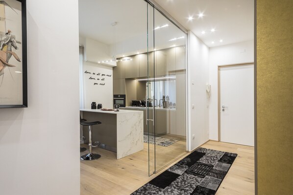 Apartamento, 2 quartos | Cozinha privada | Geladeira grande, micro-ondas, fogão, cooktop