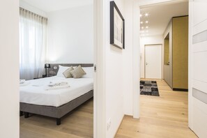 Apartamento, 2 quartos | 2 quartos, cofres nos quartos, individualmente mobiliados, escrivaninha