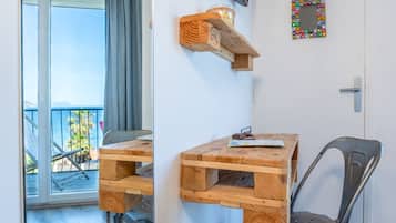 Quarto Duplo Económico, varanda, vista para o mar (recyclage) | Com decoração personalizada, secretária, quartos insonorizados