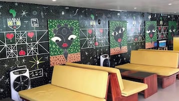 Café da manhã, almoço e jantar; local e internacional