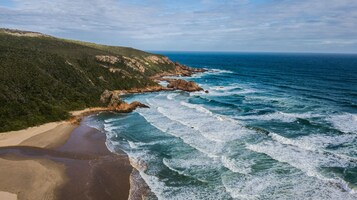 Na praia, guarda-sóis de praia, toalhas de praia 