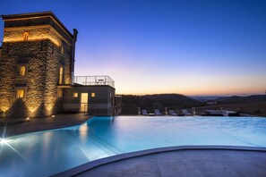 Piscina externa sazonal, guarda-sóis, espreguiçadeiras