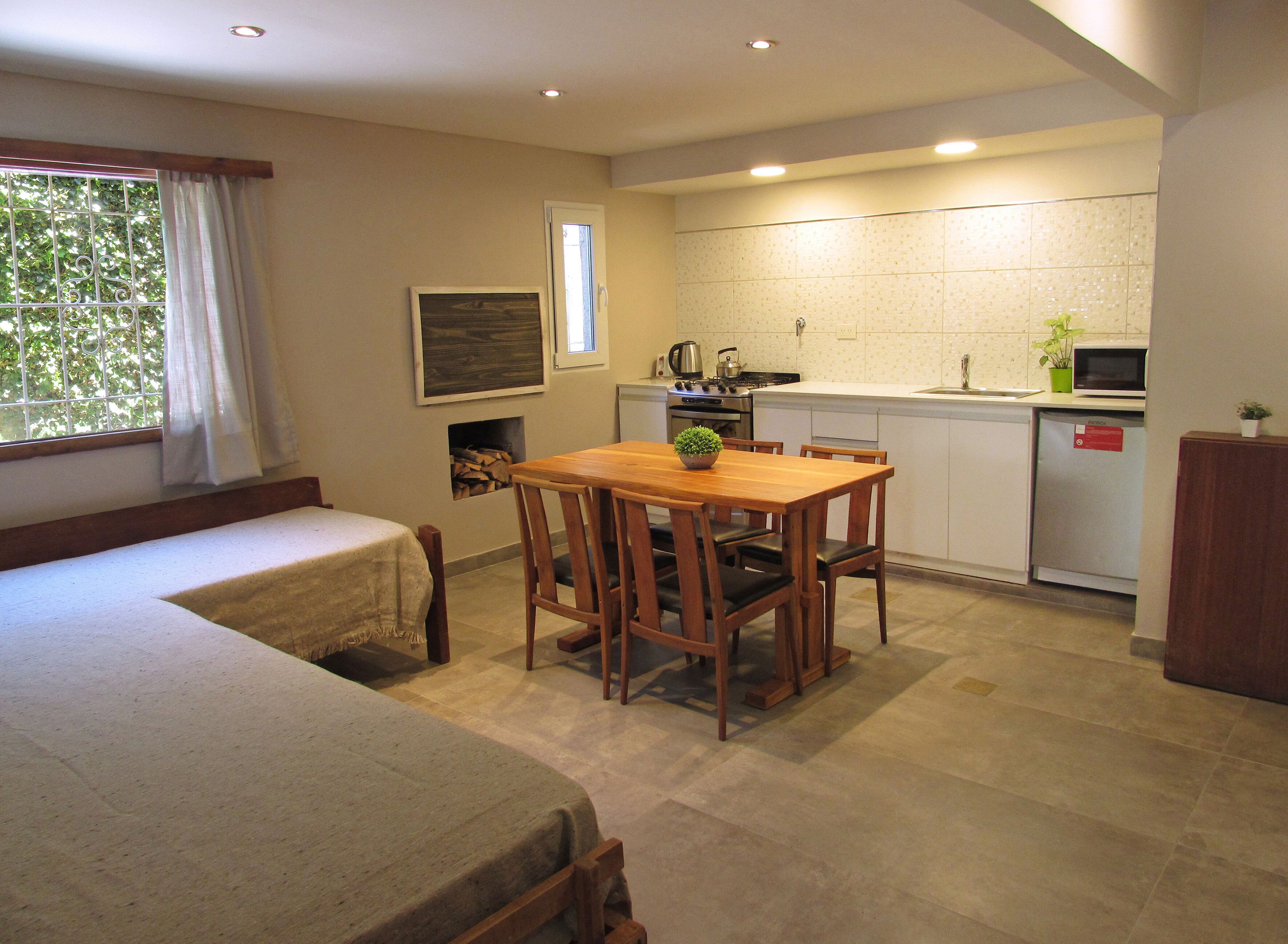 Quarto Quádruplo Clássico | Cozinha privada | Um frigorífico, um micro-ondas, um forno, uma cafeteira/bule 