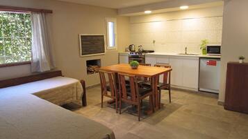 Quarto Quádruplo Clássico | Cozinha privada | Um frigorífico, um micro-ondas, um forno, uma cafeteira/bule