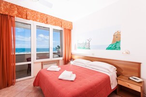 Quarto casal ou duplo, vista para o mar | Cofres nos quartos, escrivaninha, Wi-Fi de cortesia, roupa de cama