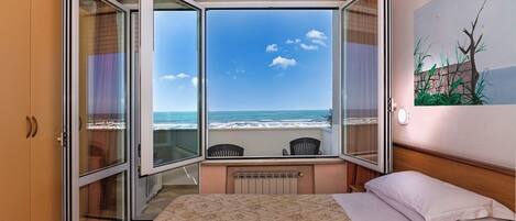 Quarto Duplo ou Twin, vista para o mar | Cofre no quarto, secretária, Wi-fi grátis, roupa de cama fornecida