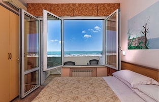 Quarto Duplo ou Twin, vista para o mar | Cofre no quarto, secretária, Wi-fi grátis, roupa de cama fornecida