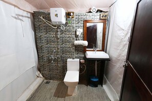 Um polibã, artigos de higiene pessoal grátis, um secador de cabelo