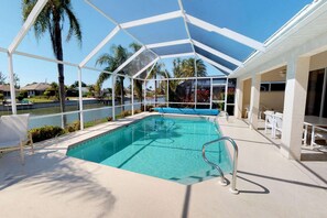 Casa (2318 SE 6th Ave) | Piscina | Uma piscina aquecida 