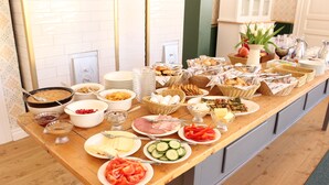 Uma mesa de buffet com diversos alimentos e pratos.