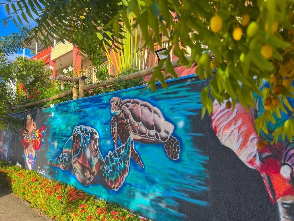 Um mural de tartarugas marinhas numa parede.