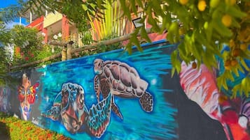 Um mural de tartarugas marinhas numa parede.