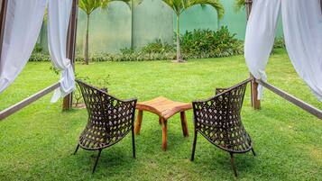 Quarto triplo luxo, várias camas, vista para o jardim | Vista do quarto