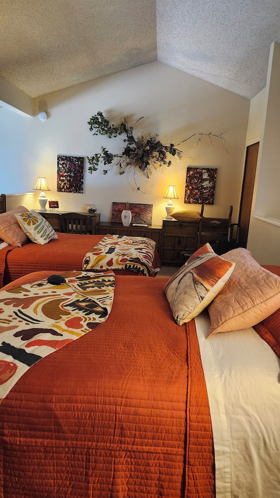 Condo.1 Br, 2 Bath Ocean Below!\n Come, Cozy Into Our "Nest"\n "The Eagles Nest" - Beverly Beach, OR