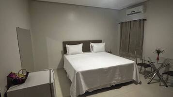 Quarto de Luxo, 1 cama king-size | Minibar, Wi-fi grátis, roupa de cama fornecida