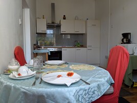 Apartamento, vista para o jardim | Cozinha privada | Um frigorífico/congelador grande, um micro-ondas, um forno