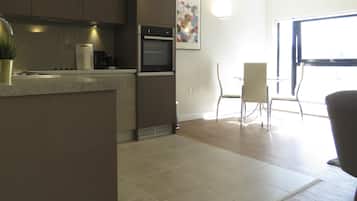 Apartamento Empresarial, várias camas | Kitchenette privada | Um frigorífico/congelador grande, um micro-ondas, um forno