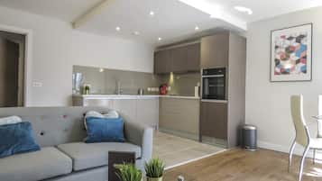 Apartamento Empresarial, várias camas | Sala de estar | Smart TV, Netflix