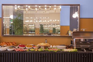 Pequeno-almoço continental diário mediante uma taxa
