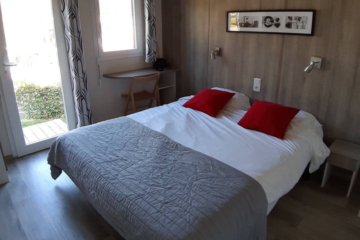 Quarto duplo | Cortinas blackout, berços grátis, Wi-Fi de cortesia, roupa de cama