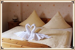 Quarto casal | Escrivaninha, berços (sobretaxa), Wi-Fi de cortesia, roupa de cama