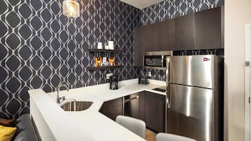 Estúdio, 1 cama king-size e sofá-cama, não fumadores | Cozinha privada | Um frigorífico/congelador grande, um micro-ondas, um forno