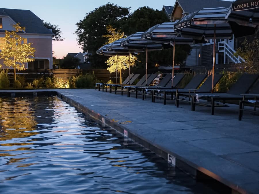 Piscina exterior sazonal, guarda-sóis, espreguiçadeiras