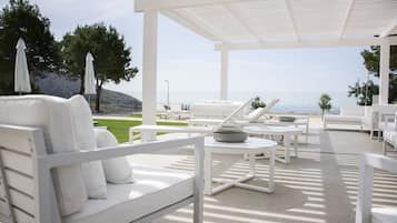 Terraço com espreguiçadeiras