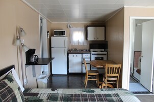 Quarto Duplo, várias camas | Cozinha privada | Uma cafeteira/bule